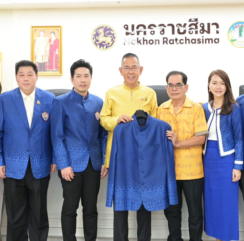 ‘จิมทอมป์สัน-หอการค้า’ มอบชุดผ้าไทย ‘ลายโคราชโมโนแกรม’ ให้ผู้ว่าฯ โคราช ...